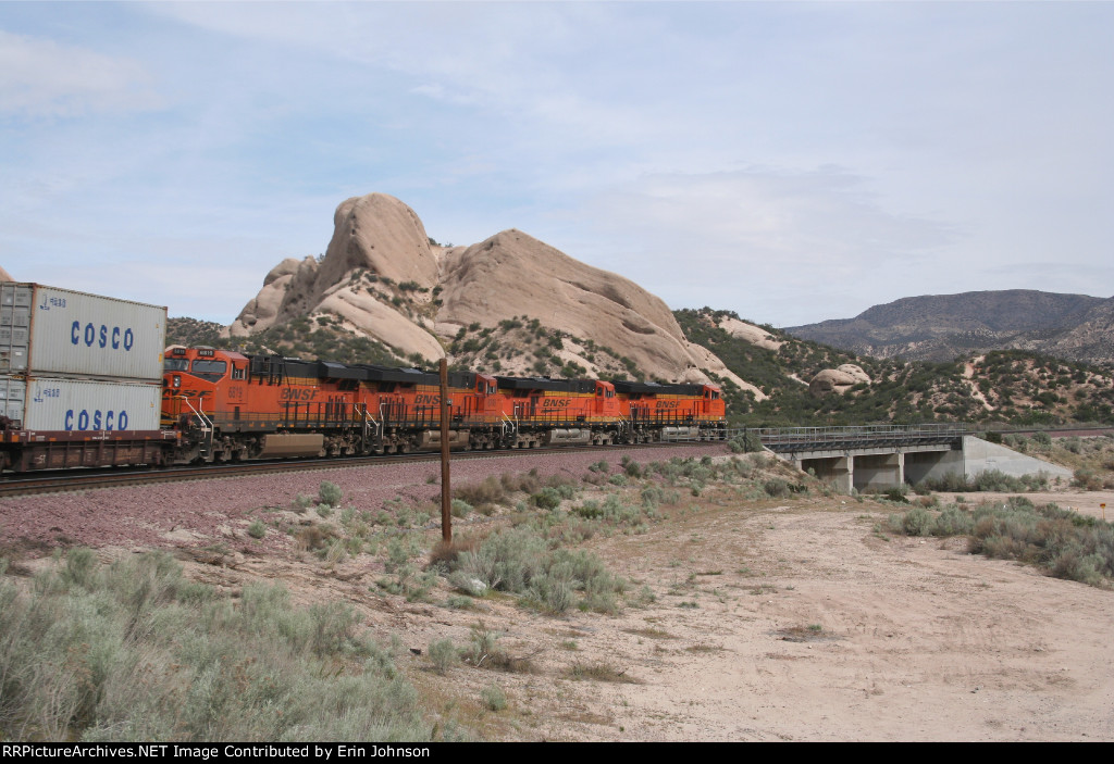 BNSF 7012 at Mormon Rocks, Cajon